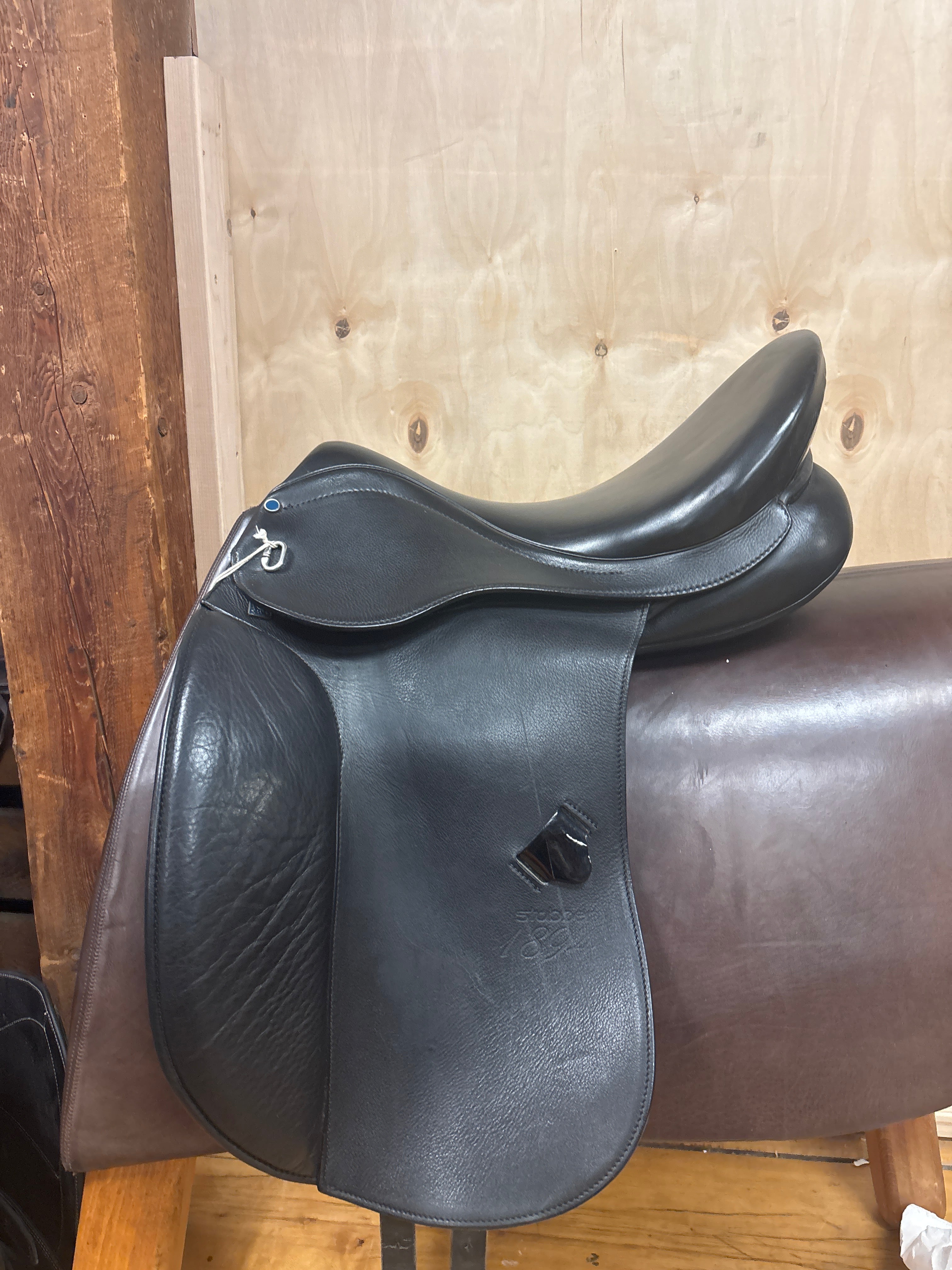 Stubben 1894 Dressage Saddle-Black-17.5”-34cm – The Tack Attic